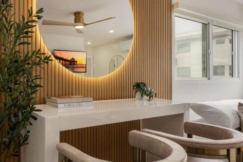 Modern Coastal Studio With Balcony And Parking - Manhattan Beach, CA