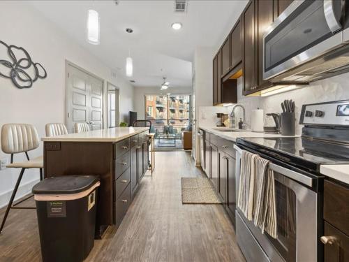 Luxe 1br Stay With Pool, Gym & Ev Charger - Frisco, TX
