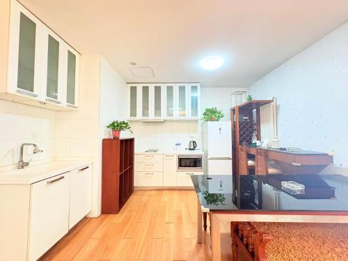 Cbd Area City Center 2bedrooms 1 Livingroom ,1 Kitchen And 1 Bathroom 89sqm - Beijing