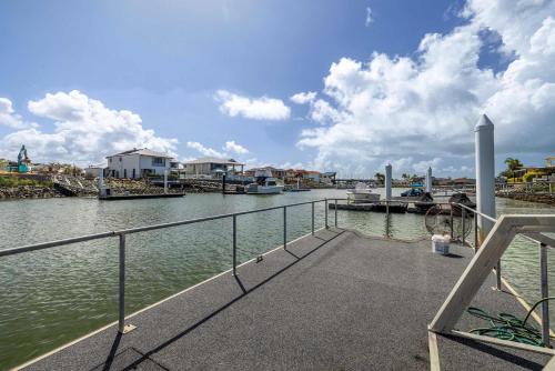 Spacious 4br Waterfront Stay Pool Table Ac - Redcliffe