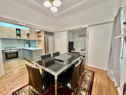 72 Cobra Street House - Dubbo