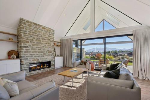 Miharo Mountain Haven | Mountain Views & Outdoor Fire - Luggate