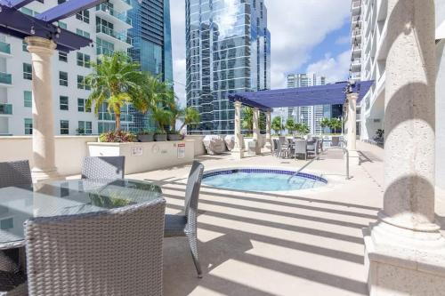 Beautiful New 1br Brickell Suite-parking-sleeps 4 - Miami, FL