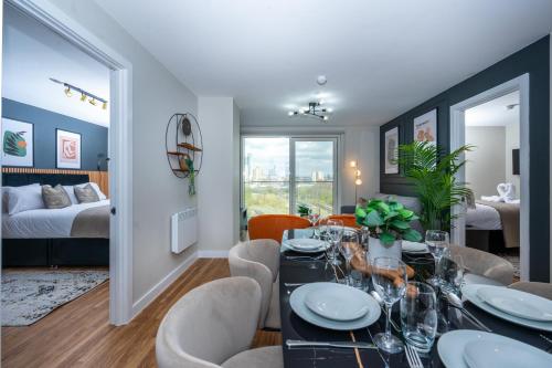 Luxury Waterfront 2br - Free Gym Access & Parking - Salford