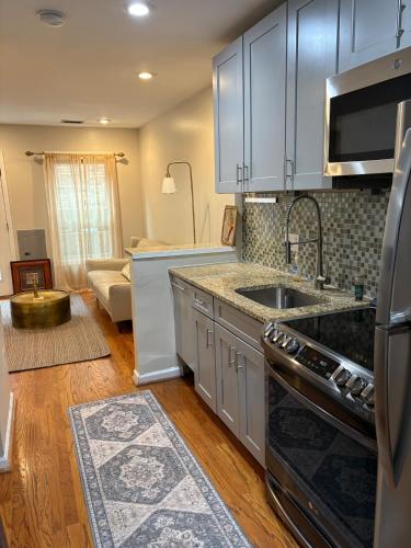 Downtown House Free On-site Parking A - Washington, D.C.