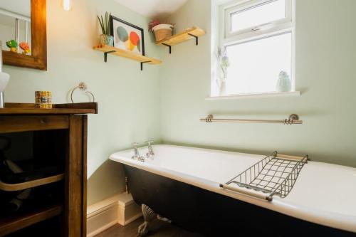 Sleeps 6 Off Street Parking Close To City - Chester