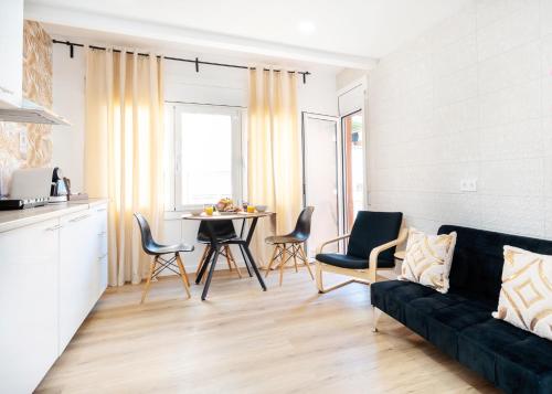 Bright Renovated 2br- Balcony- Beach 10' Walk - Barcelona 25' Train - Badalona