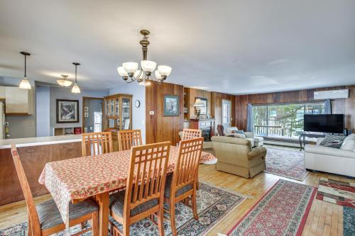 Group Friendly! Riverfront Waupaca Retreat W/ Yard - Hartman Creek State Park, Waupaca