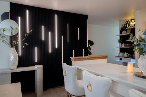 Modern 4br Retreat W/ Workspace + Coffee Bar - Milwaukee
