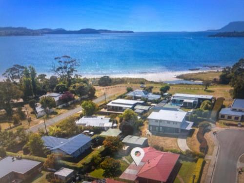 Millingtons Beach House - Tasmania
