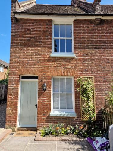 Enchanting 2-bed Riverside Cottage With Parking In Heart Of Canterbury City - Canterbury