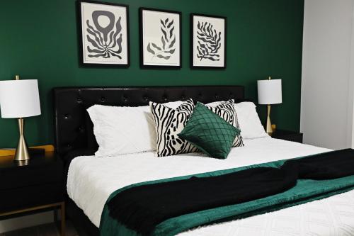 Boho Modern Retreat King Bed,fireplace,disney - Edmonton, Canada