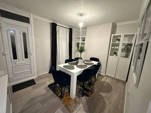 Cozy Two Bedroom House - Chatham