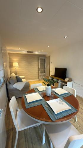 Cozy Three-bedroom Apartment By The Beach - Castelldefels