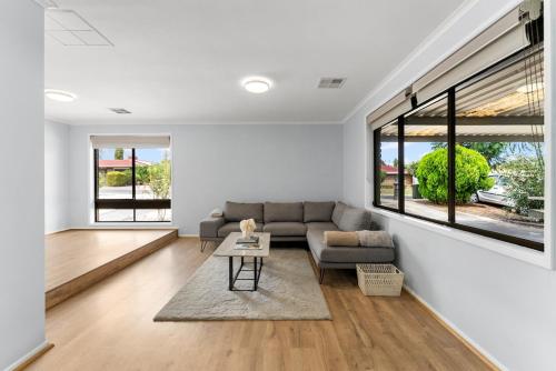 Inviting 5 Bedroom Home -Warm, Cosy & Spacious - One Tree Hill