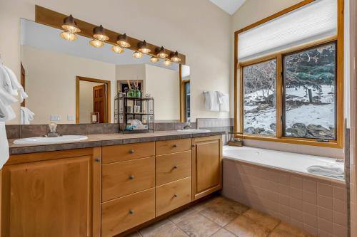 Lovely Home With Gas Fireplaces Patio Hot Tub & Wifi - Great Location - Deer Valley, UT