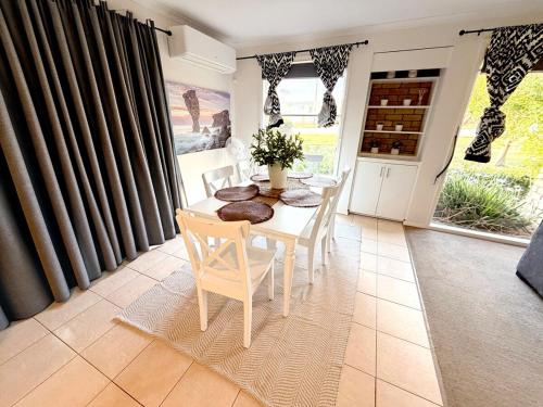 Coastal Retreat, Spacious Home With Ev Charging, Alfresco, Parking & Wifi - Warrnambool