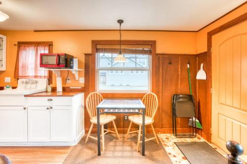 Three Sunny Cottages In A Great Location Near Downtown & Beach - Dogs Welcome - Cannon Beach, OR