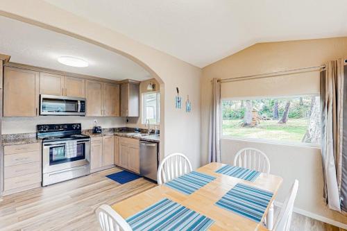 Home Near The Ocean With Wood Stove Large Yard Washer&dryer Streaming Patio - Coos Bay