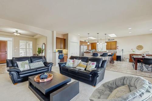 Cozy Home With Gas Fireplace Private Hot Tub & Gas Grill - In Great Neighborhood - Redmond, OR