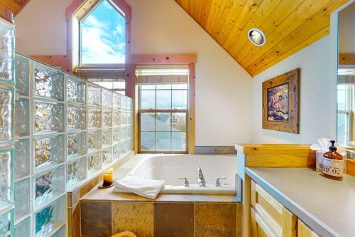 Gorgeous Chalet Withprivate Deck Fireplace 3 Pools And Gym - Redmond, OR