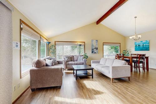 Charming Riverfront Home With Deck Wifi Streaming W&d - 7 Blocks To The Beach - Cannon Beach, OR