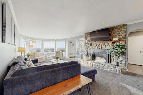 Dog-friendly Oceanfront Home With Free Wifi Full Kitchen & Outdoor Fireplace - Cannon Beach, OR