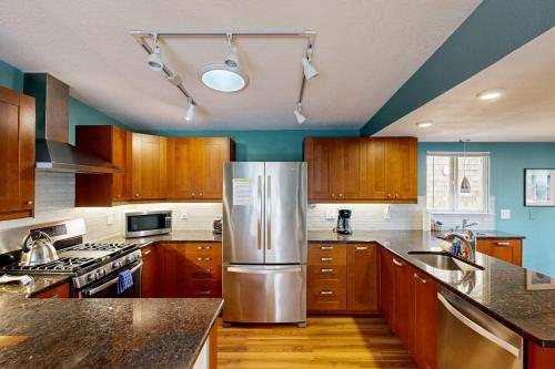 Beach Getaway - Sunny Patio Modern Kitchen Fast Wifi - Walk To Ocean Dogs Ok - Cannon Beach, OR
