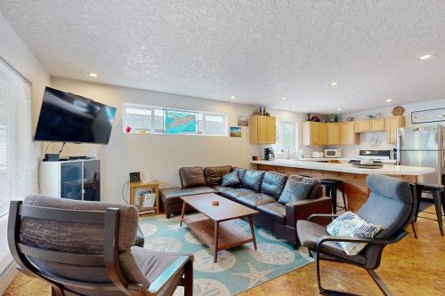 Spacious Home With Full Kitchen Deck & Grill - Walk To Beach & State Park - Cove Beach, OR