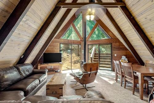 Quiet A-frame Cabin Near Town With Forest Views & High-speed Wifi - Dog-friendly - Grover Hot Springs State Park, Markleeville