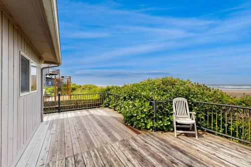 Waterfront Dog-friendly Getaway With A Fireplace & Incredible Ocean Views - Waldport, OR