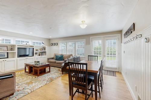 Charming Cottage 1 Block From The Prom & Beach With Private Deck & Ping-pong - Cannon Beach, OR