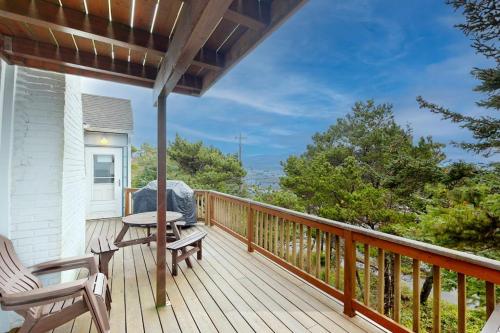 Comfy Duplex With Peekaboo Ocean Views Private Hot Tub & Easy Beach Access - Newport, OR