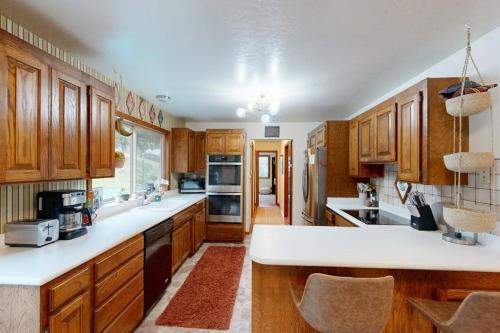 3-story Home With Private Deck Bar & Entertainment Room & W&d - Coos Bay, OR
