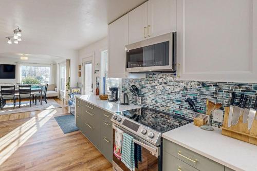 Renovated Home In Central Location With Hot Tub Theater Fast Wifi & Work Desks - Carson, WA