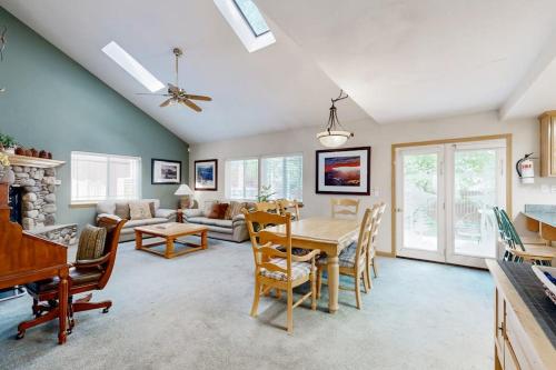Spacious Lake Retreat - 2 Fireplaces & Private Fenced Yard - Close To Marina - Indian Creek Reservoir, CA