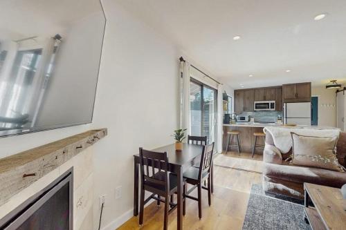 Pristine Modern Condo With Lake Views Fireplace Access To Private Beach - Tahoe City, CA