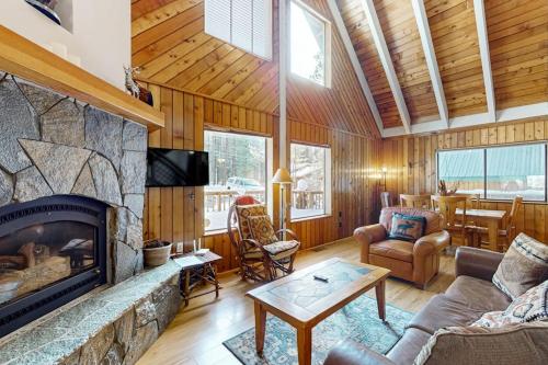 Roomy Cabin-style Home With On-site Golf & Shared Pool Hot Tub - Skiing Nearby - Truckee, CA