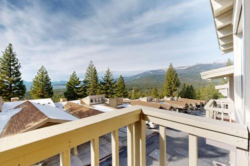 Treehouse-style Townhouse With Lake Views In Incline Village - Carson City, NV