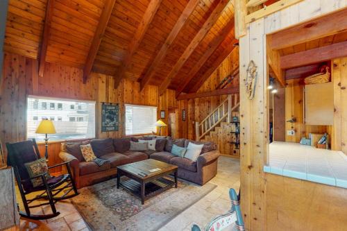 Serene Cabin With Expansive Deck Grill Fireplace - Near Skiing - Walk To Beach - Lake Tahoe