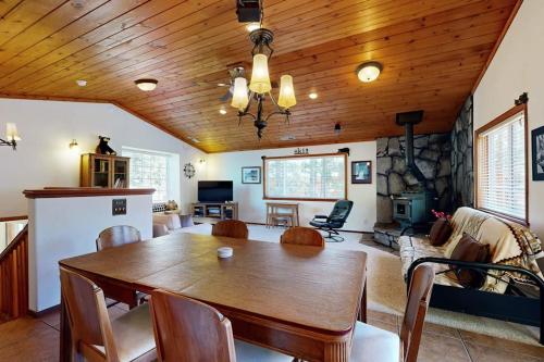 Woodland Retreat With Private Multi-level Deck & Backyard Creek - Truckee, CA
