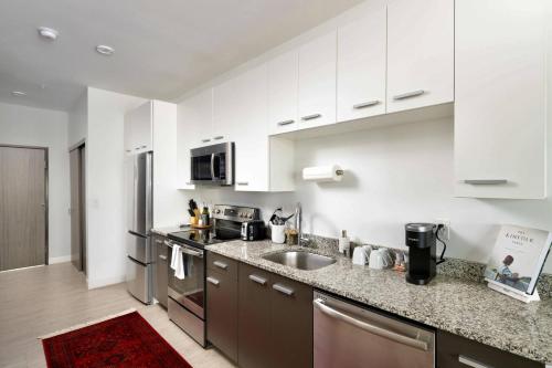 Walker's Point Apt With Gym And Balcony - Sleeps 4-5 - Milwaukee