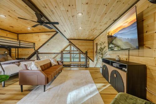 Top 1 Romantic Modern Cabin Epic Deck Pets - Gatlinburg, TN
