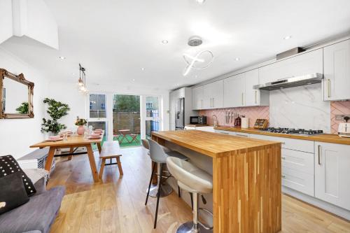 Lovely 3 Bedroom House Short Term Rental & Flexible Renting Limehouse With Private Parking And Garde - London