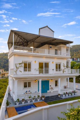 Elivaas Signature The Kimadi House 4-bhk English-style Villa With Rooftop, Pool & Mussoorie Views - Dehradún