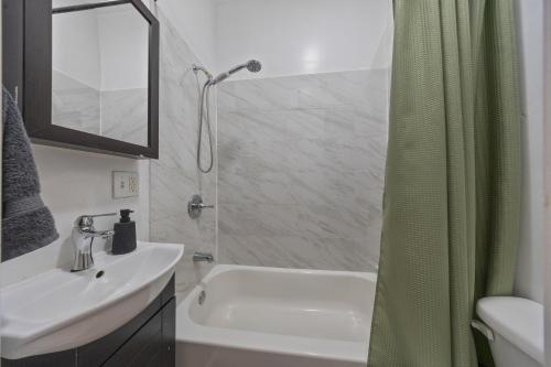 Private Room At A Shared Apartment By Times Square - 퀸스