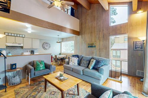 Family-friendly Condo With Pool Tennis Deck & Walk To Beach Access - North Lake Tahoe, CA