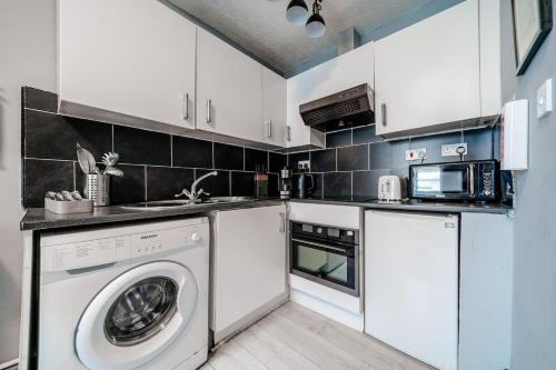 The Tartan Residence Sleep 6, City Centre! - Edinburgh, UK