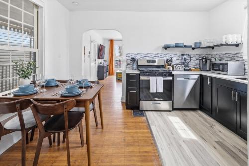 Comfy 1 Bed 1 Bath Near Downtown Indy - Sleeps 4 - Indianapolis, IN