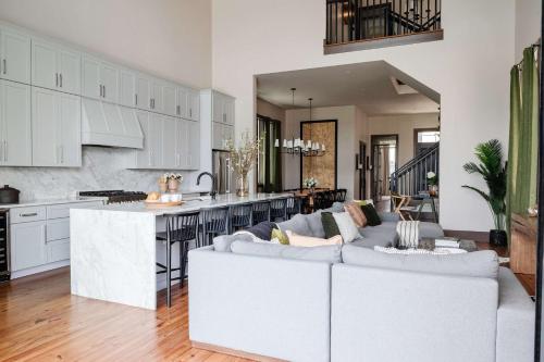 Designer 7 Bedroom Heated Pool Stay Heirloom - Chalmette, LA